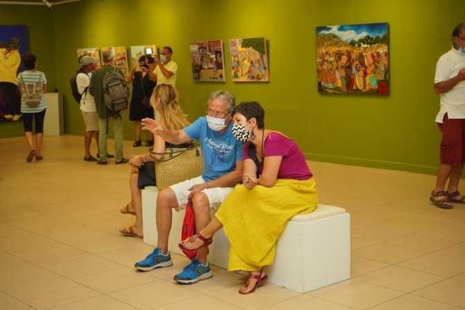 Ayvalıklı ressam Arif Buz’un sergisi ilgi çekti